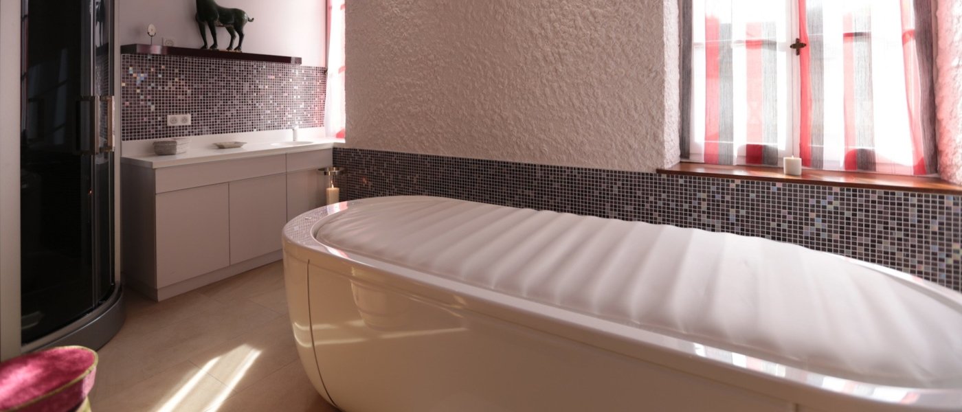 Jouvence Dry Flotation Bed (BURGUNDY) - Hotel Le Cep & Spa Marie de ...